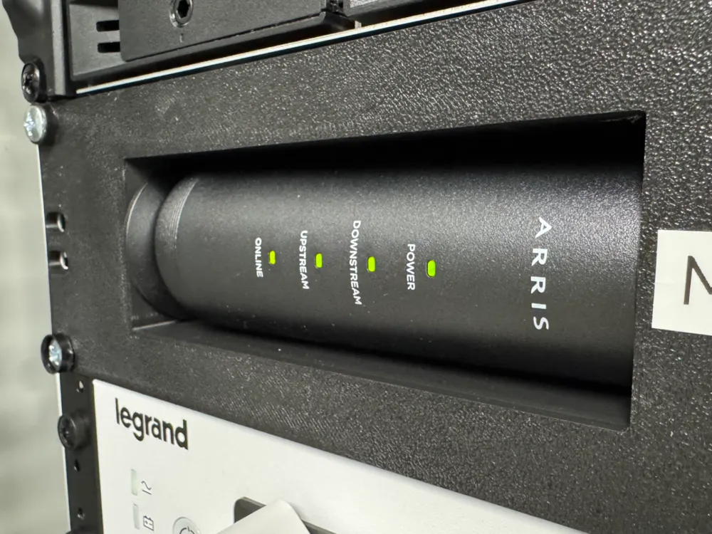 Soporte de rack de 19 pulgadas para módem por cable Arris CM3500 ...