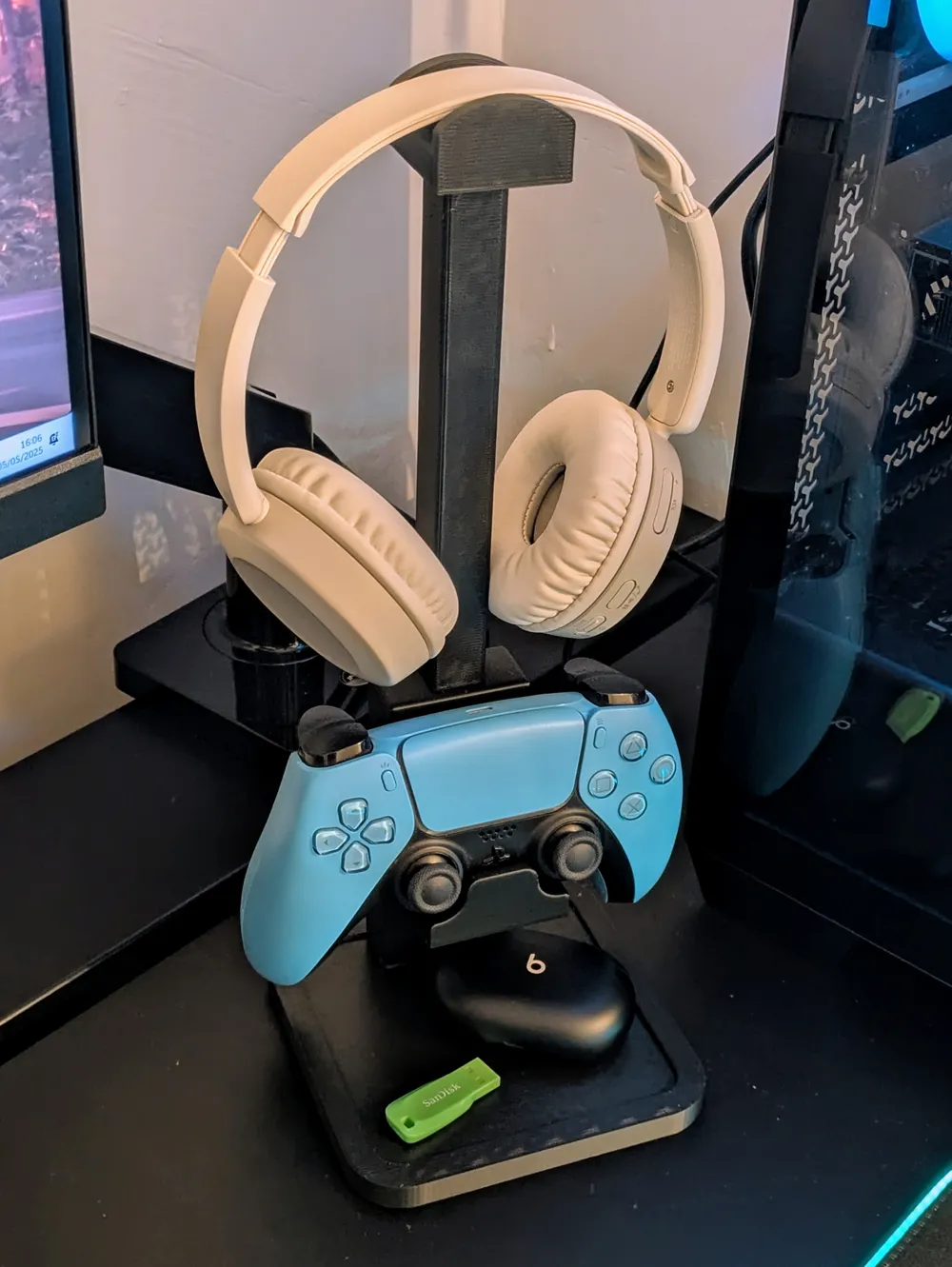 PS5 controller and headphone holder by JayemStudios MakerWorld ...