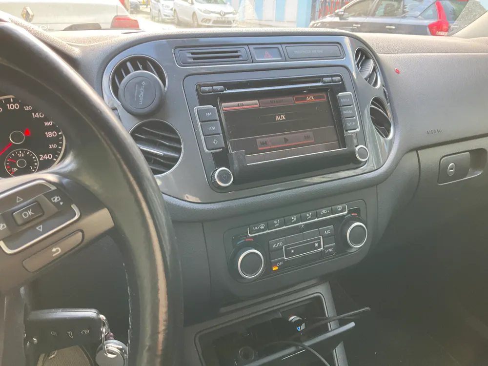 Phone Clip for Volkswagen Tiguan 2013 - Free 3D Print Model - MakerWorld