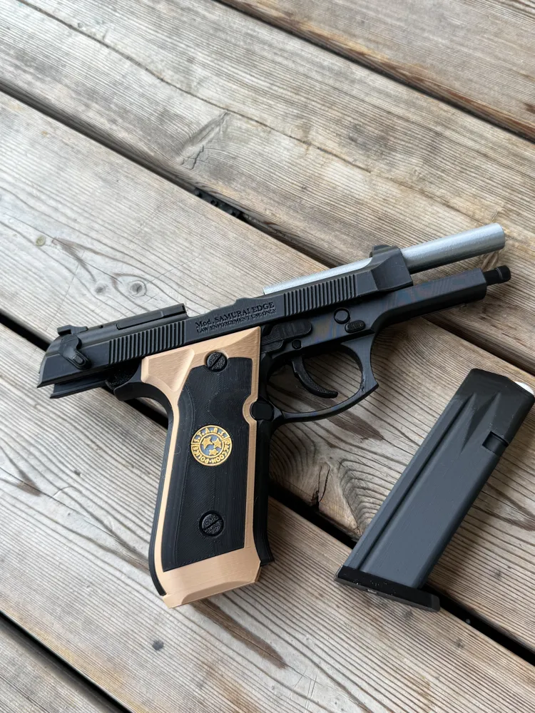 Resident Evil – Beretta 92F Samurai Edge por 3dwb MakerWorld: Descarga Modelos 3D Gratuitos