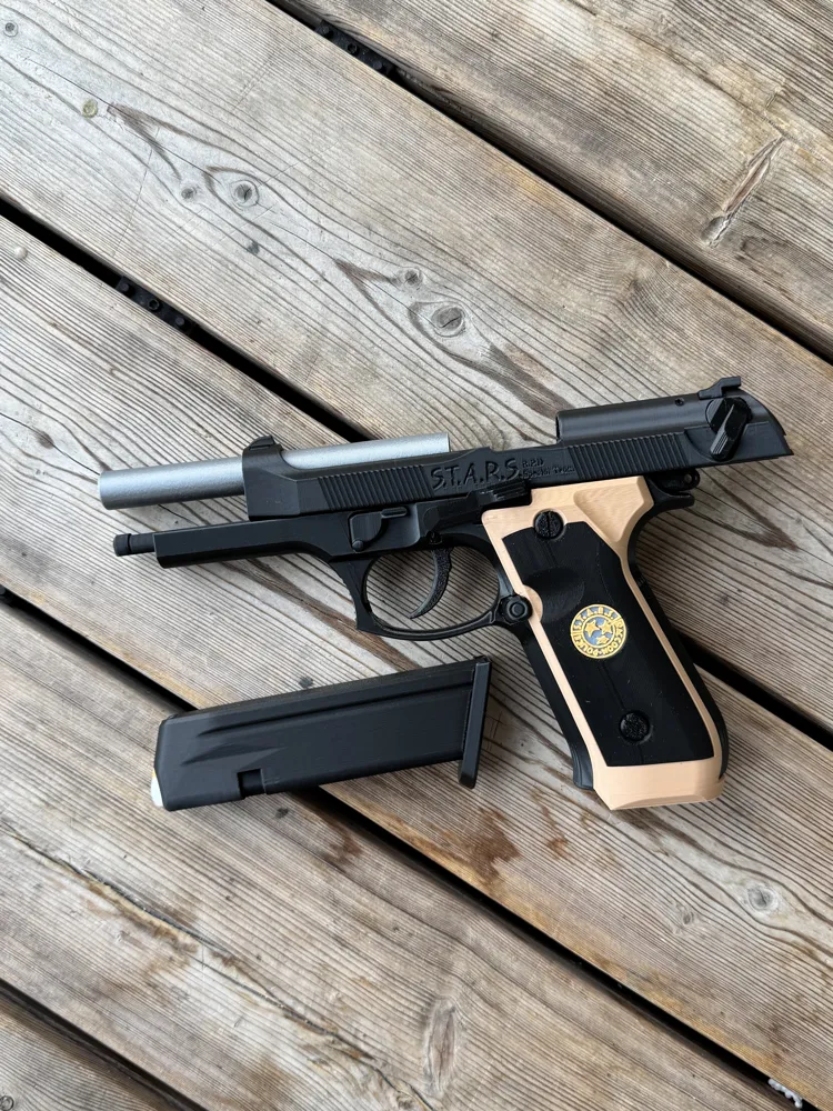 Resident Evil – Beretta 92F Samurai Edge por 3dwb MakerWorld: Descarga Modelos 3D Gratuitos