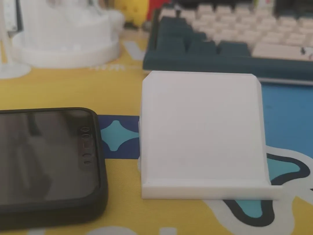Triangular Minimalist Phone Stand by 美琴 - MakerWorld