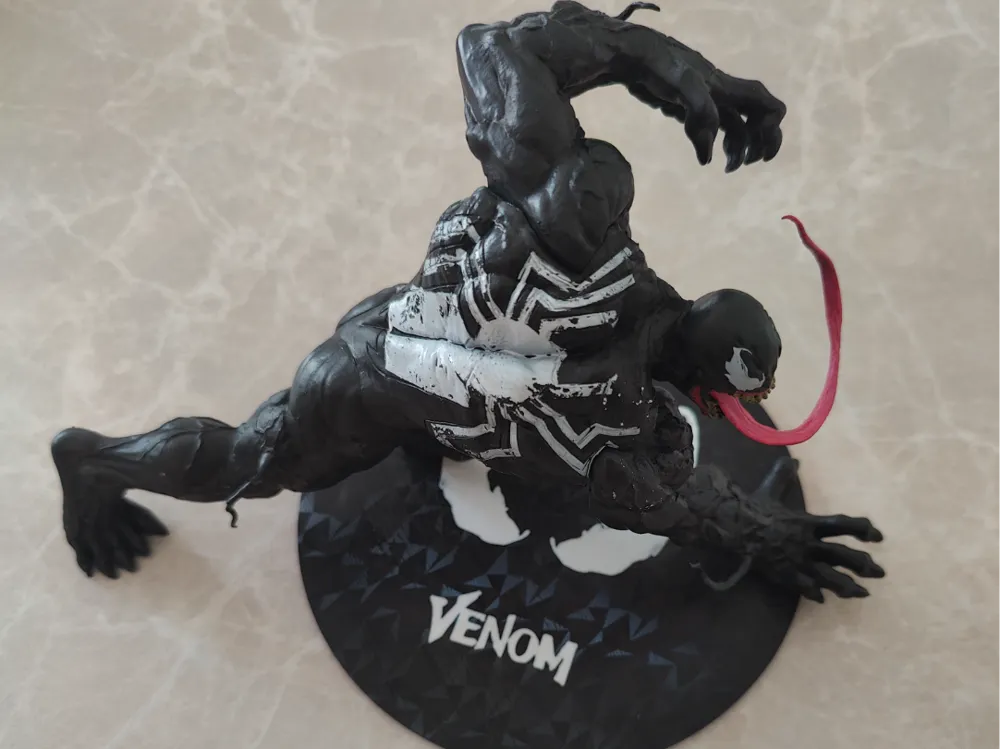 Venom Marvel Segurando / Monstro por LeW MakerWorld: Baixe modelos 3D ...