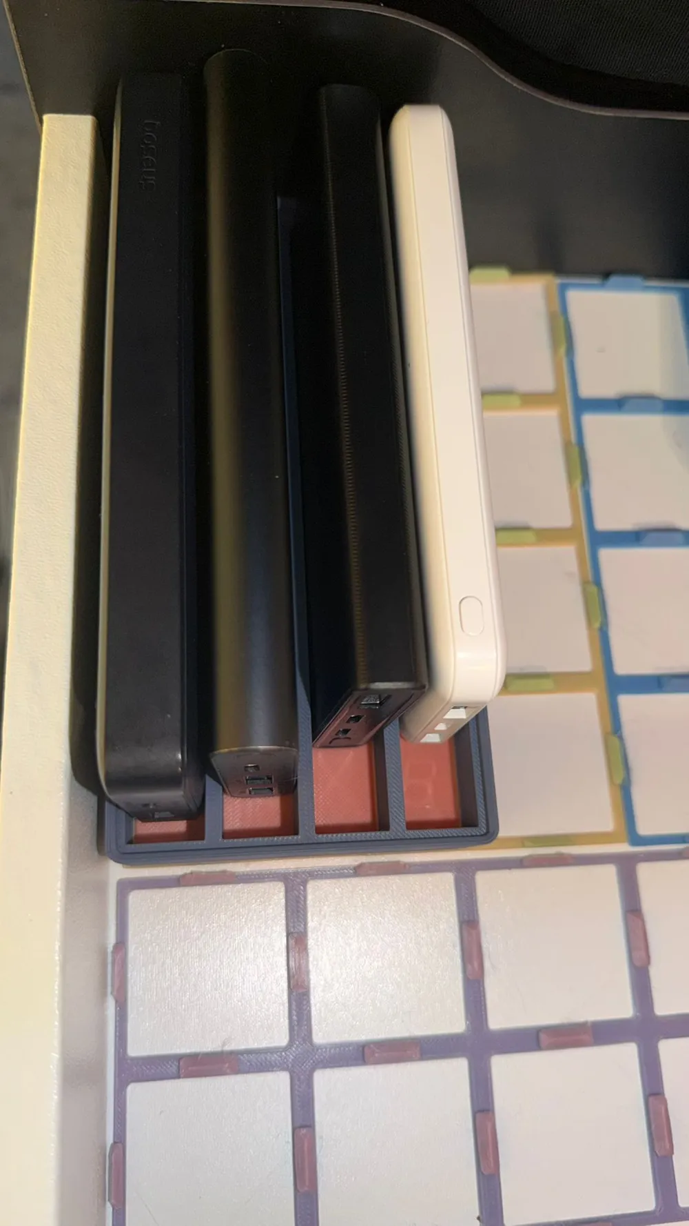 Gridfinity 2x4 Geschlitzter Längerer Powerbank-Organizer – Kostenloses ...