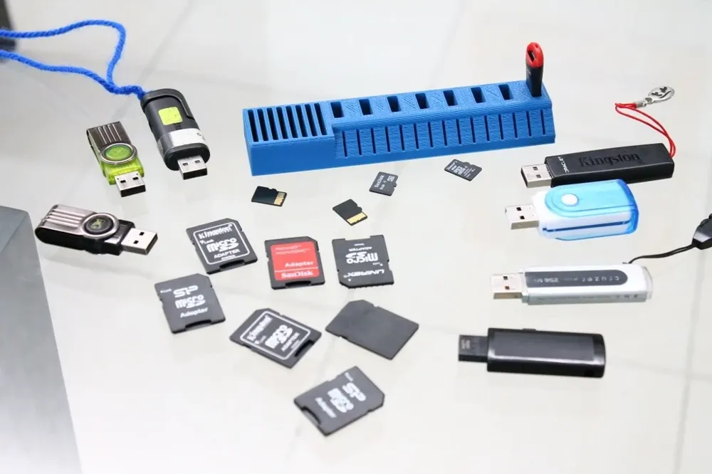 USB, SD, Micro-SD Desk Organiser by Tonikk22 - MakerWorld