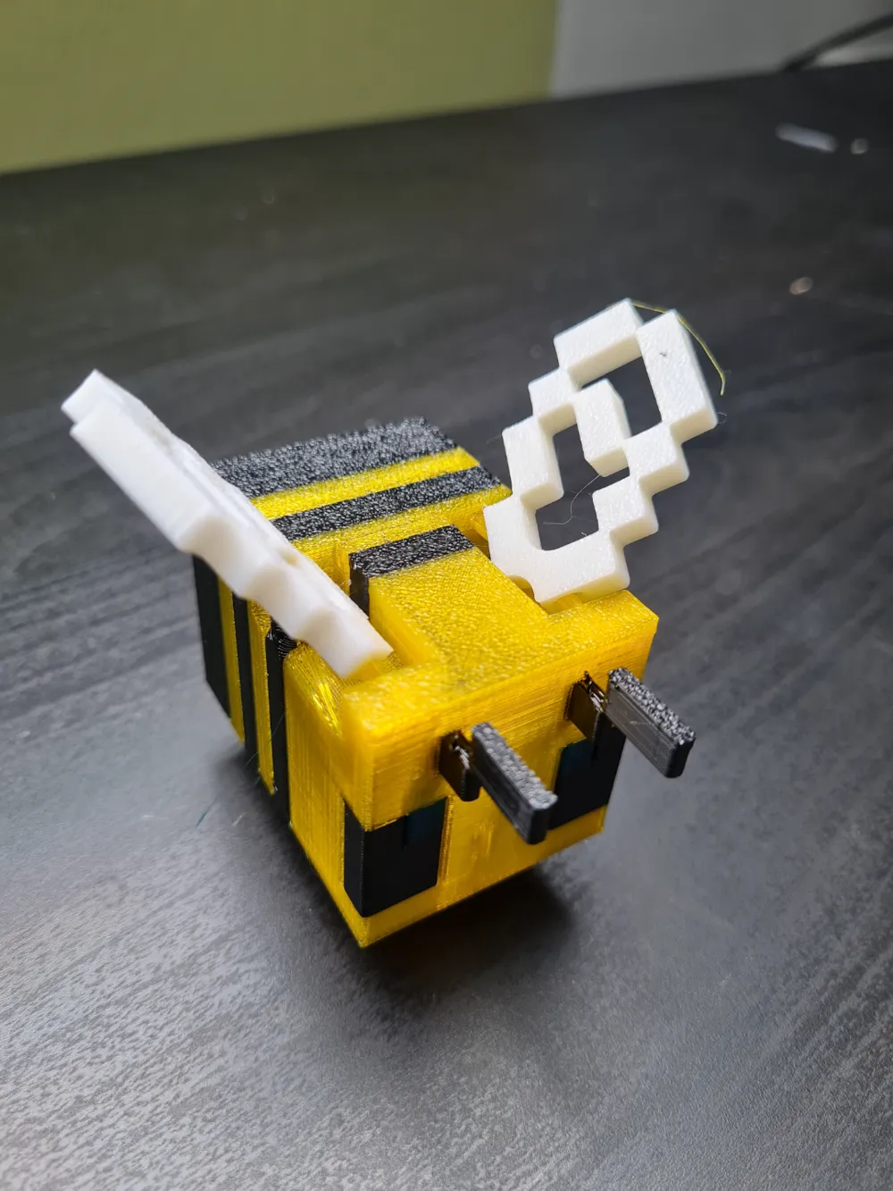 Articulated Print-in-Place Minecraft Bee by hE'S oNE ShoT!!! - MakerWorld