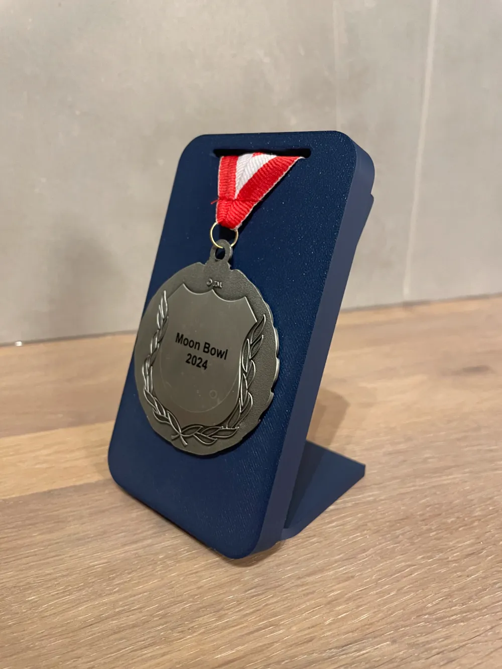 Minimalistic Medal Holder (stand or wallhanger) - Free 3D Print Model ...