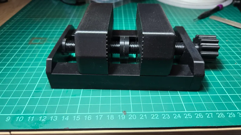 Self Centering Vise/Vice - Free 3D Print Model - MakerWorld