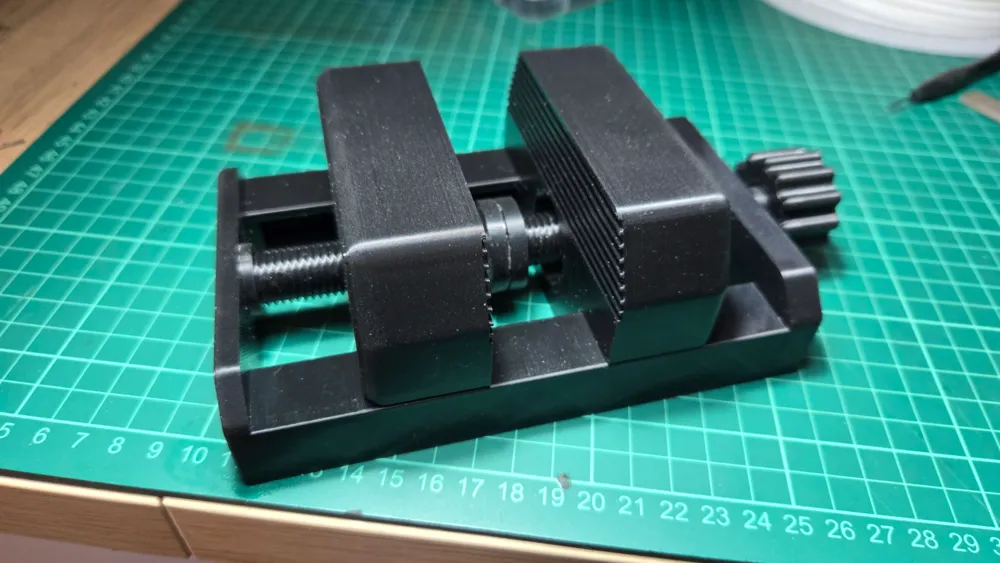 Self Centering Vise/Vice - Free 3D Print Model - MakerWorld