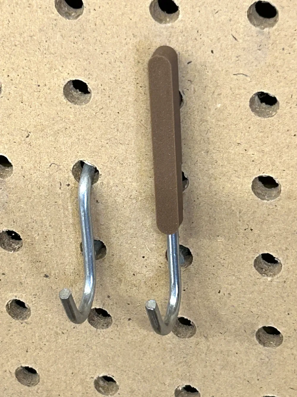 Pegboard Hook Retainers by DamianB2 - MakerWorld