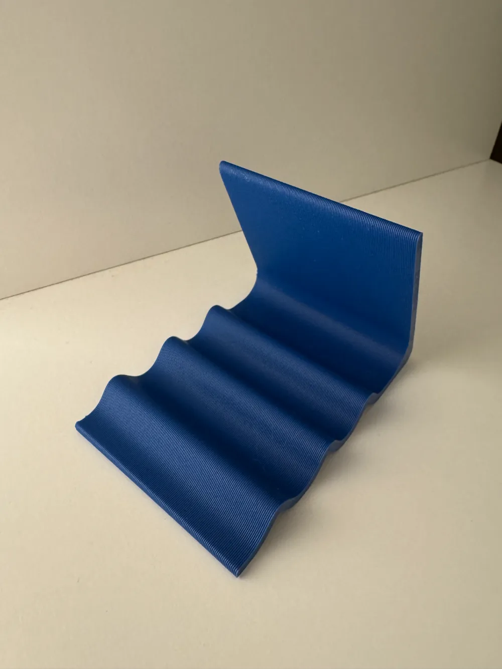 Simple Minimal Wave Phone Holder by PNT Design - MakerWorld