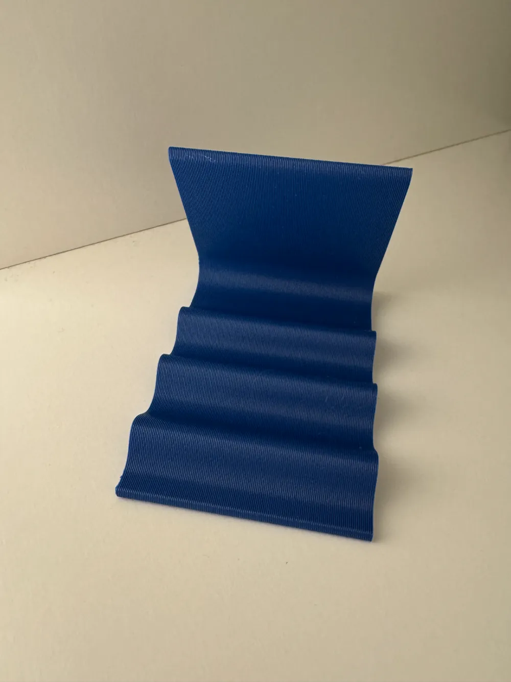 Simple Minimal Wave Phone Holder by PNT Design - MakerWorld