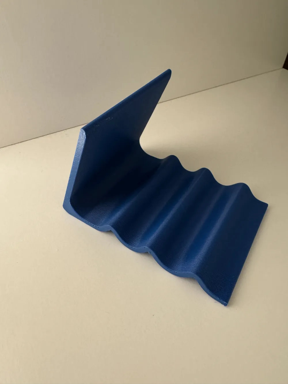 Simple Minimal Wave Phone Holder by PNT Design - MakerWorld