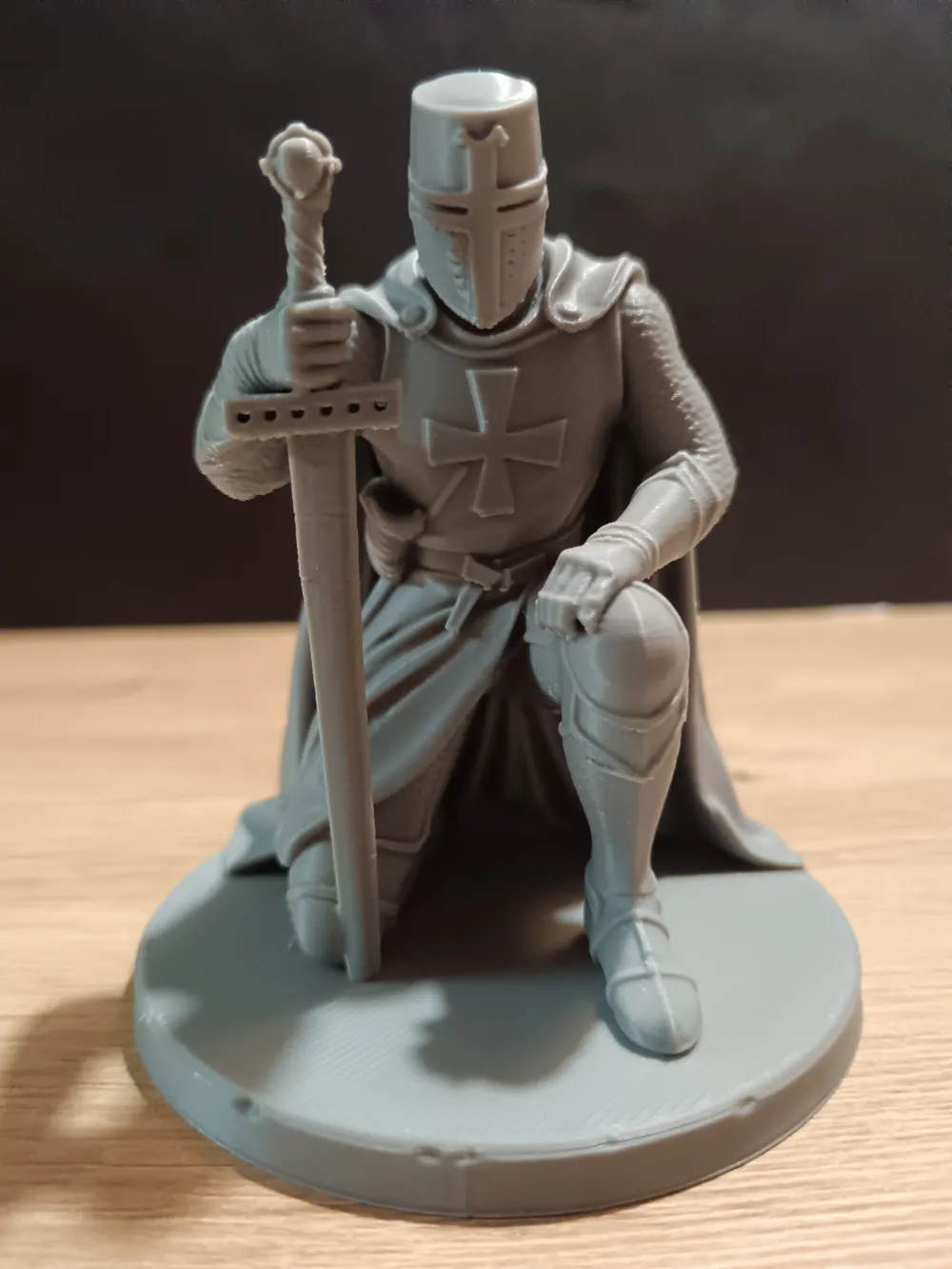 Kneeling knight templar - Free 3D Print Model - MakerWorld