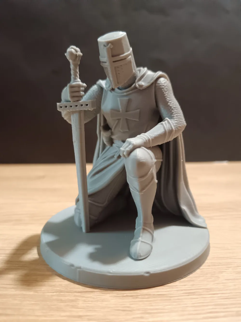 Kneeling knight templar - Free 3D Print Model - MakerWorld