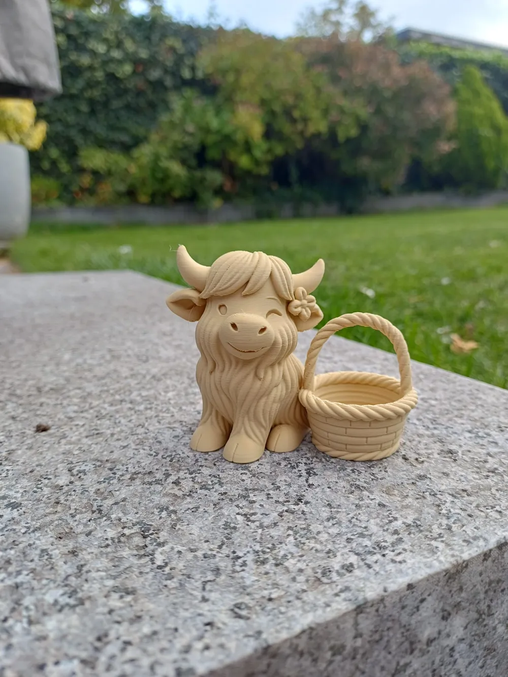 Highland cow empty basket by Koffiekoek MakerWorld: Download Free 3D Models